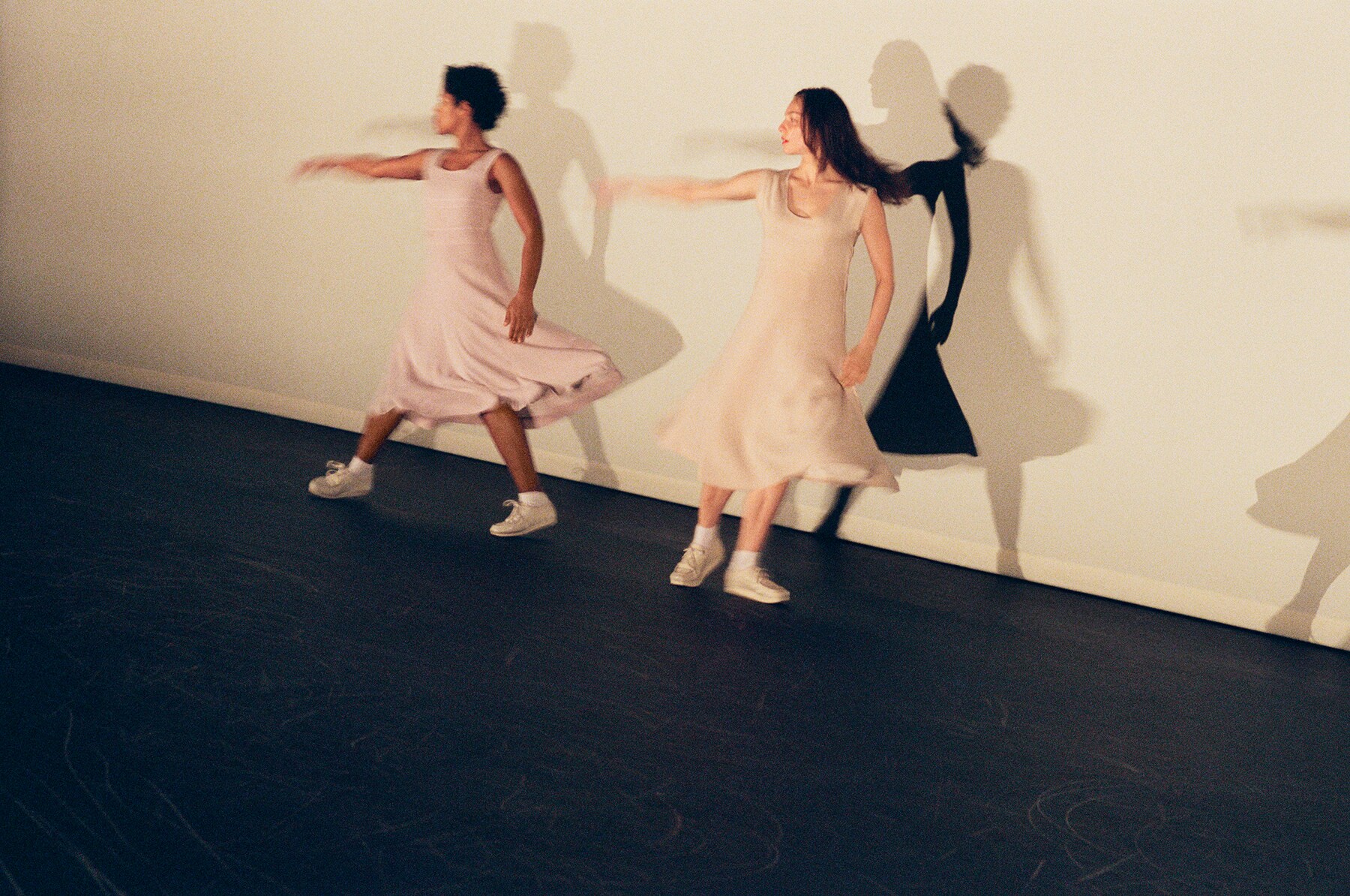 Photo shoot: Olivia Bee in London | Dance Reflections by Van Cleef & Arpels