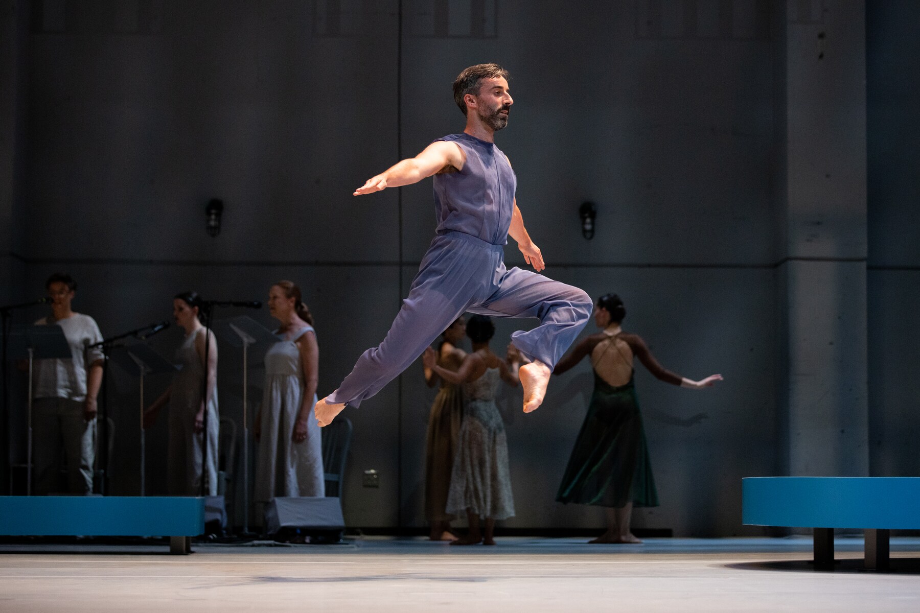 《Song of Songs》 - 表演