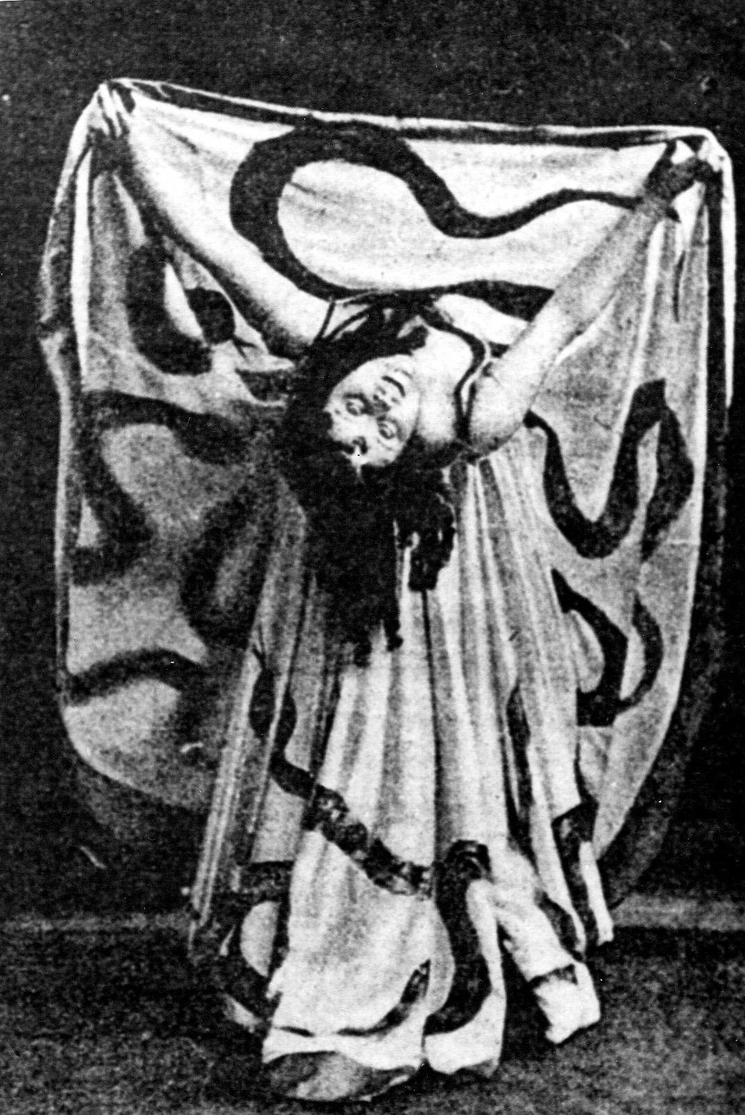 Loïe Fuller, A Subversive Pioneer - Dance Reflections by Van Cleef & Arpels
